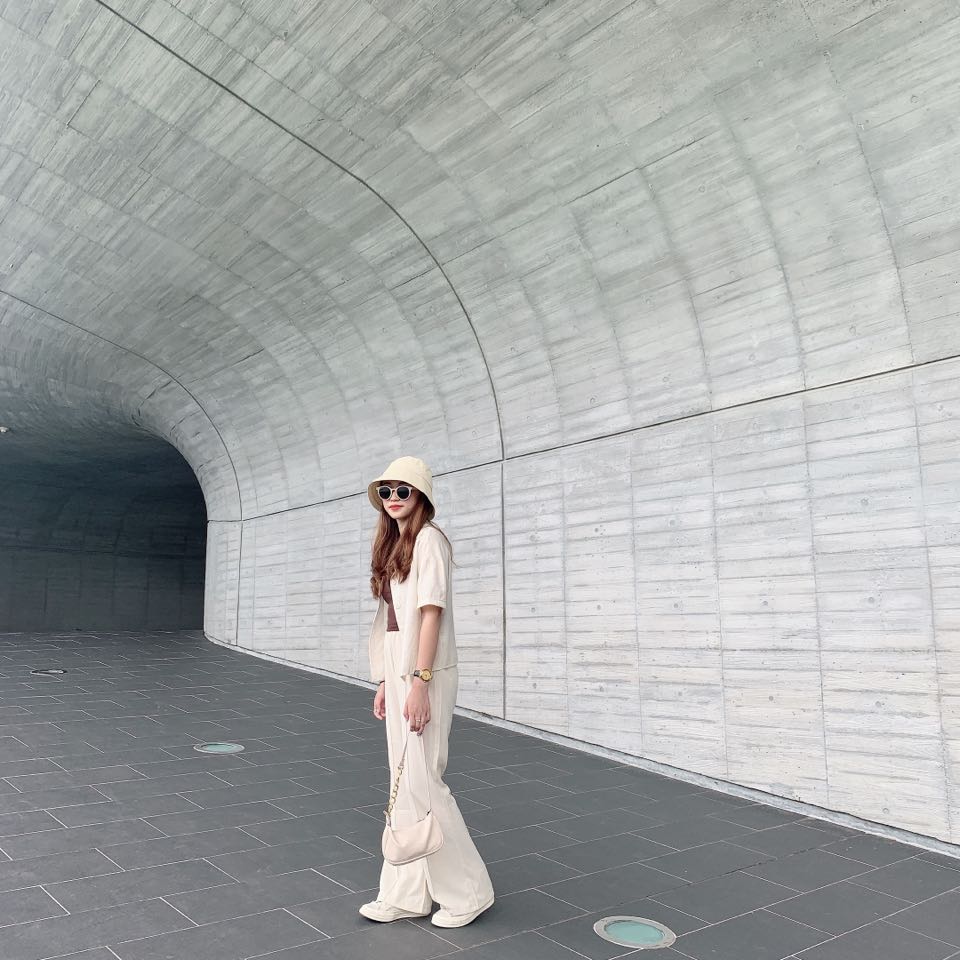 咖啡廳韓系穿搭🧚🏻‍♀️ #ZOOK穿什麼 - Zuvio 校園話題