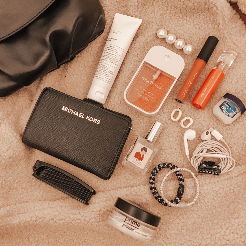 What in my bag? 女孩化妝包都裝了什麼 - Zuvio 校園話題