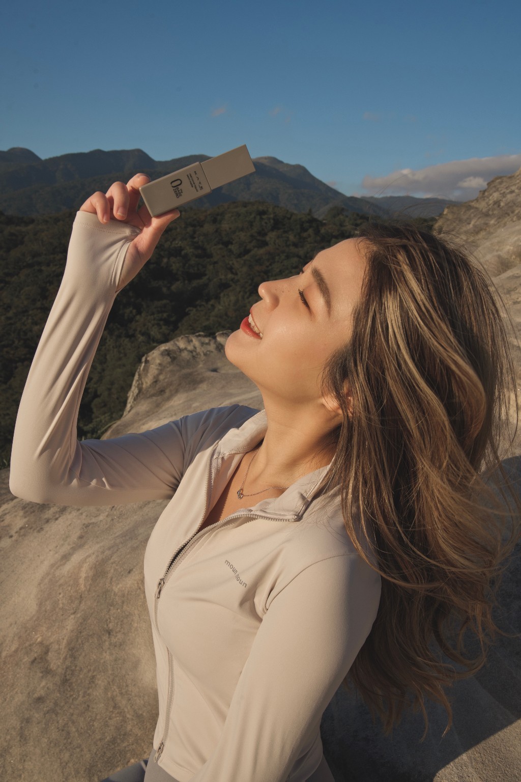 陪著我翻山越嶺 隨便拍都張張出片的小秘密 #KATE零瑕肌密柔霧粉底液 #ZOOK玩開箱 - Zuvio 校園話題