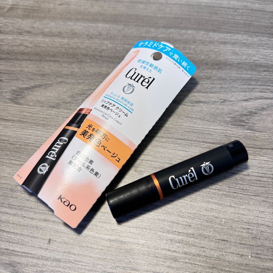 開箱分享｜Curél珂潤全新護唇膏💄光透勻彩潤唇膏 - 杏桃裸！包包必備X一秒提亮好氣色😍 - Zuvio 校園話題
